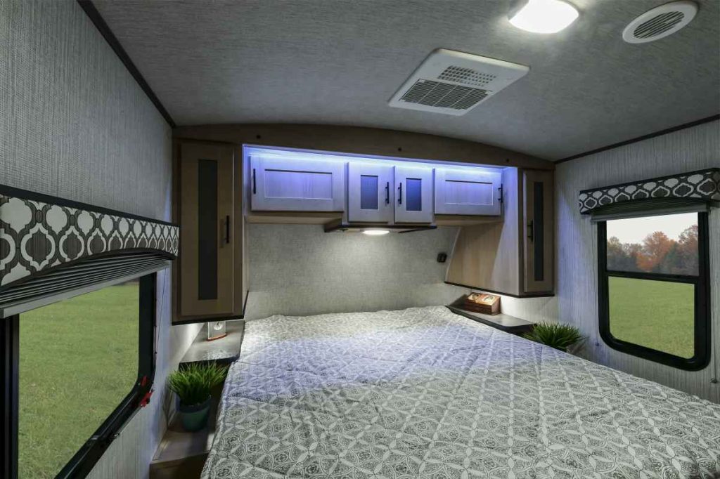 Top 6 Travel trailers with King size beds